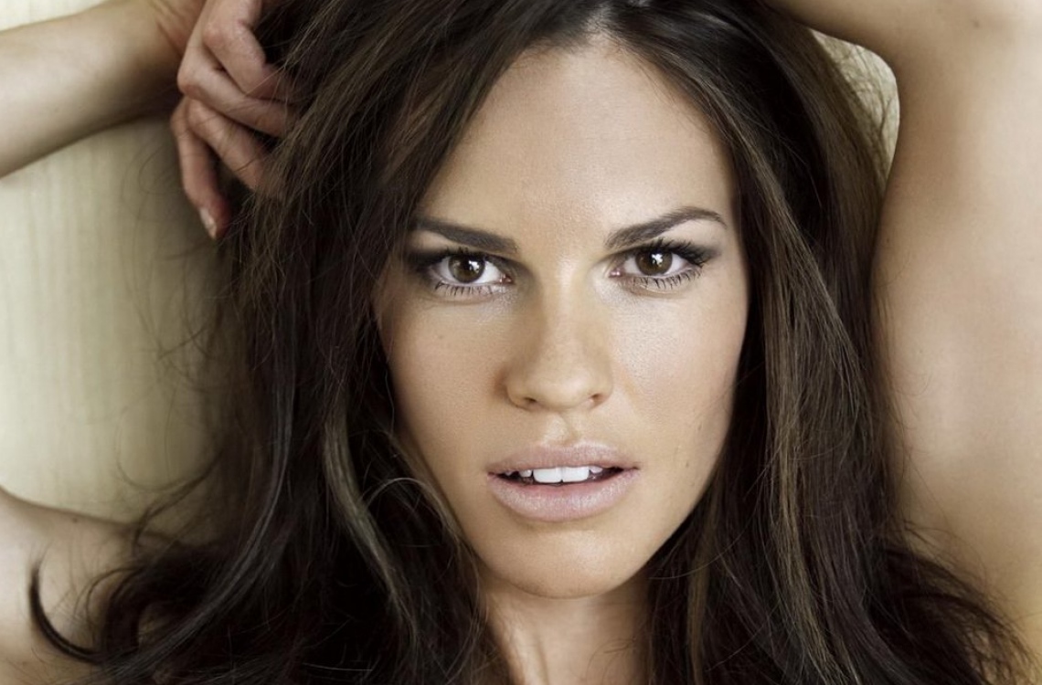 Logan Lucky ge castah Hillary Swank | Mihaaru