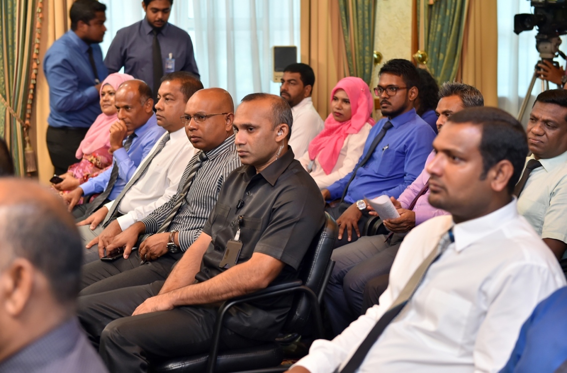 Channel "Munnaaru" ifuthithaahu kurun adhi mus'haf maaldheef rasmeekoh ...