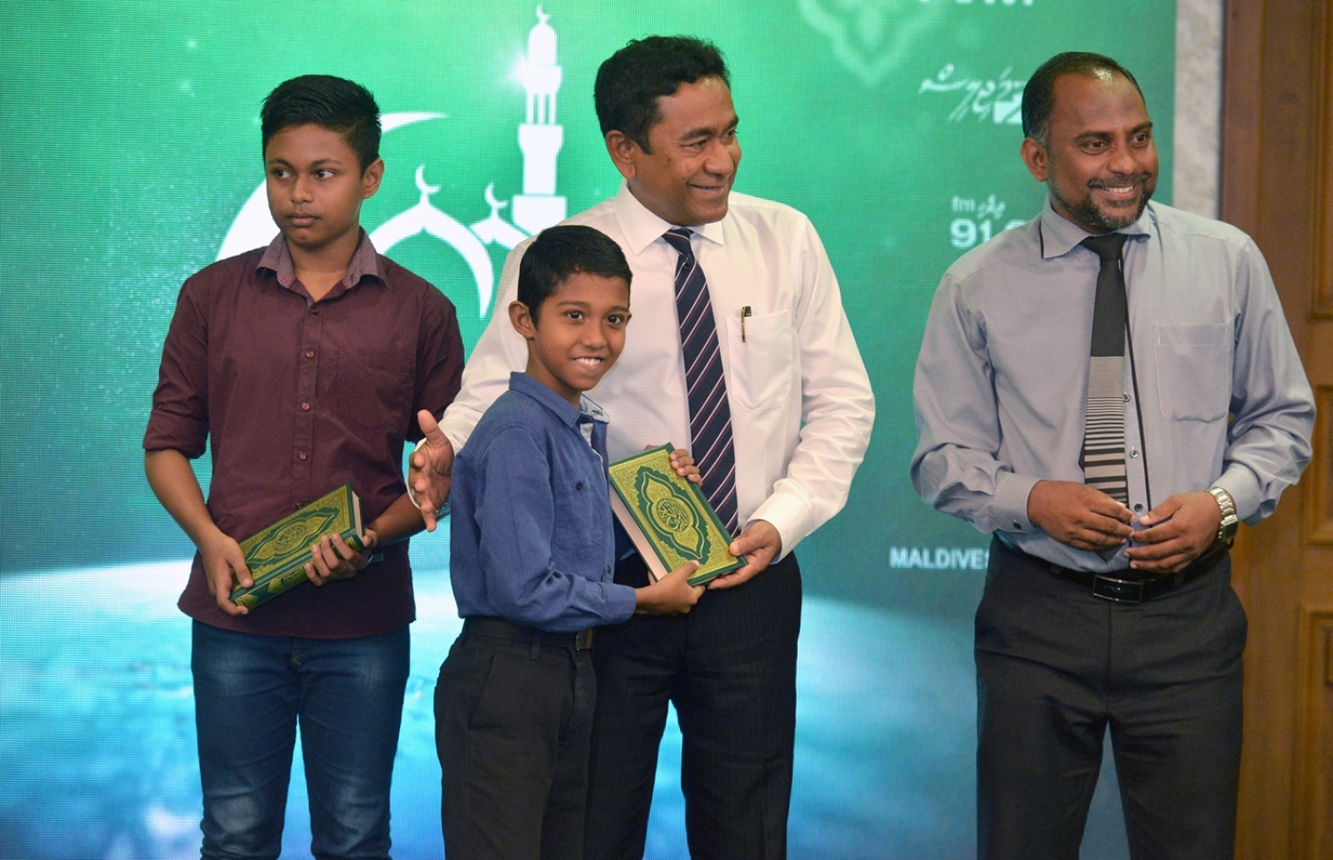 Channel "Munnaaru" ifuthithaahu kurun adhi mus'haf maaldheef rasmeekoh ...