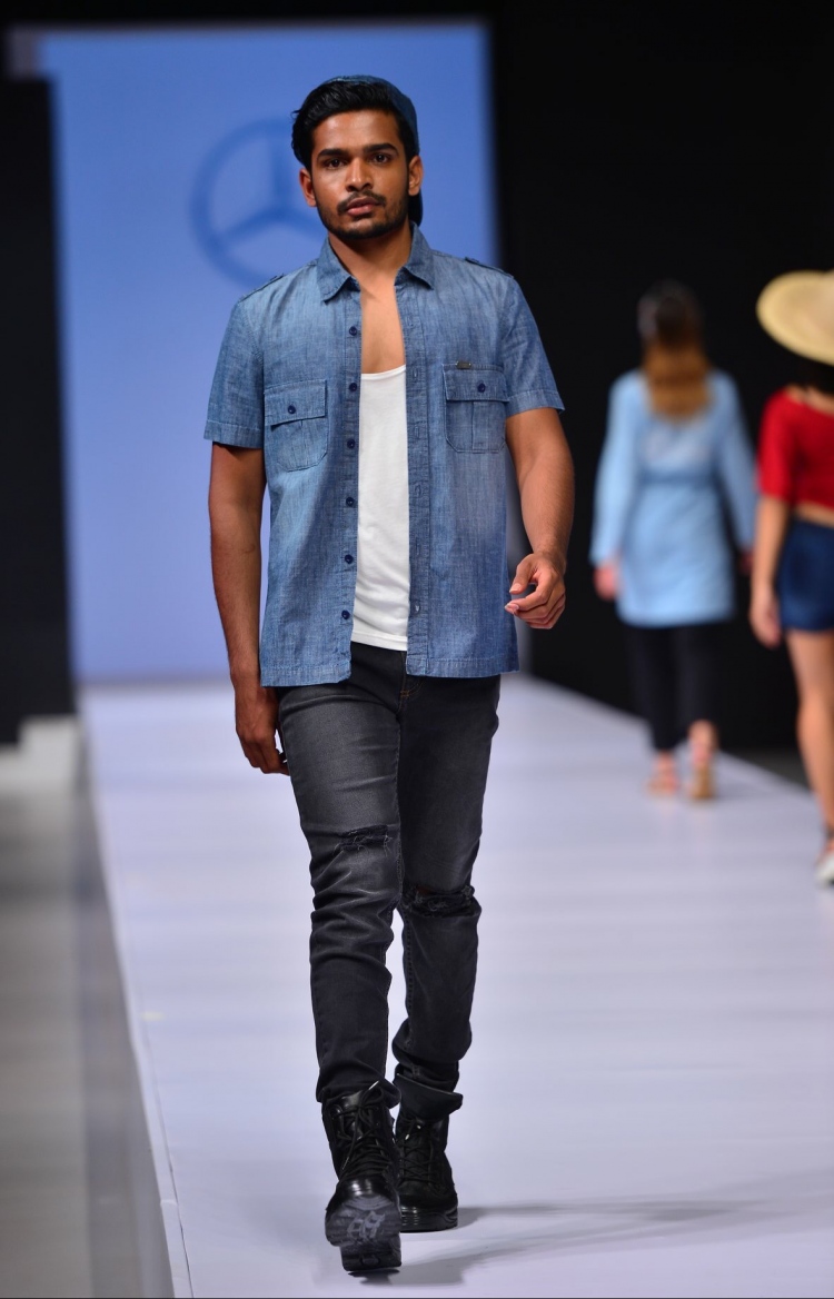 Dho?! Mercedes-Benz Fashion week gai model Hussain