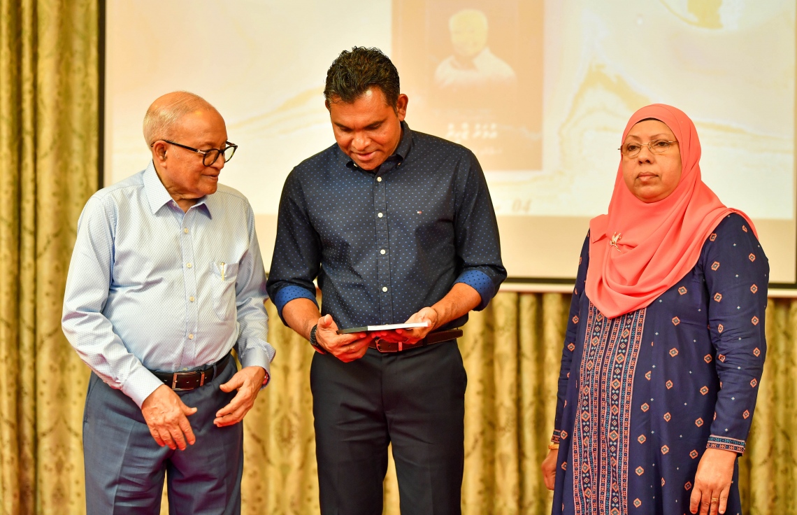 PHOTO GALLERY: Umar zahir ge handhaanugawi maumoon foundation in fotheh nerun. | Mihaaru