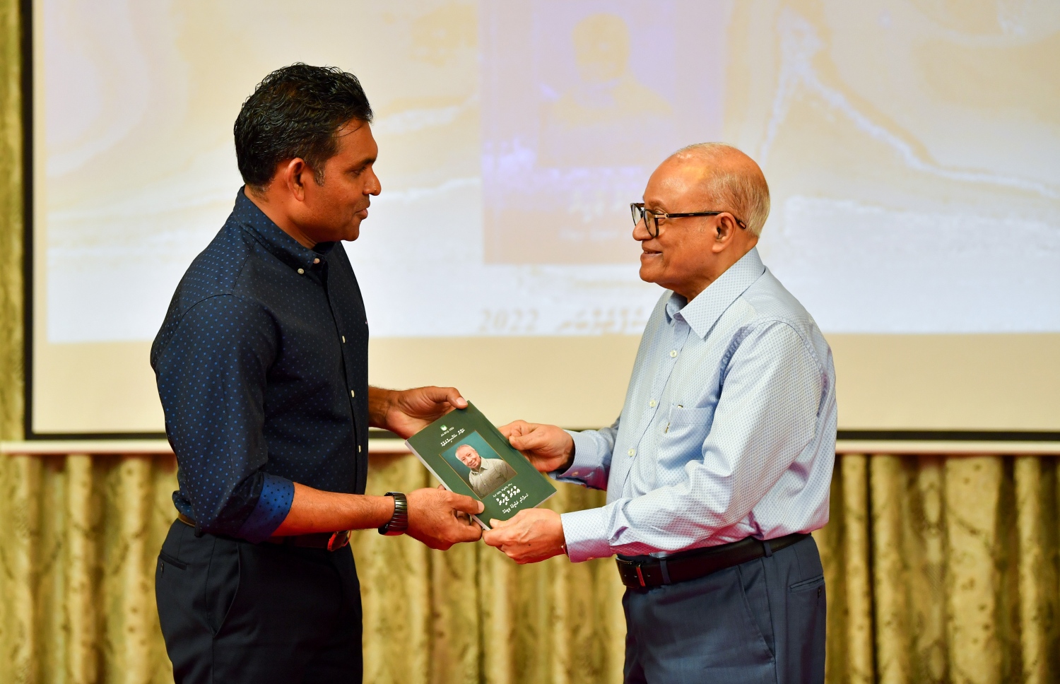 PHOTO GALLERY: Umar zahir ge handhaanugawi maumoon foundation in fotheh nerun. | Mihaaru