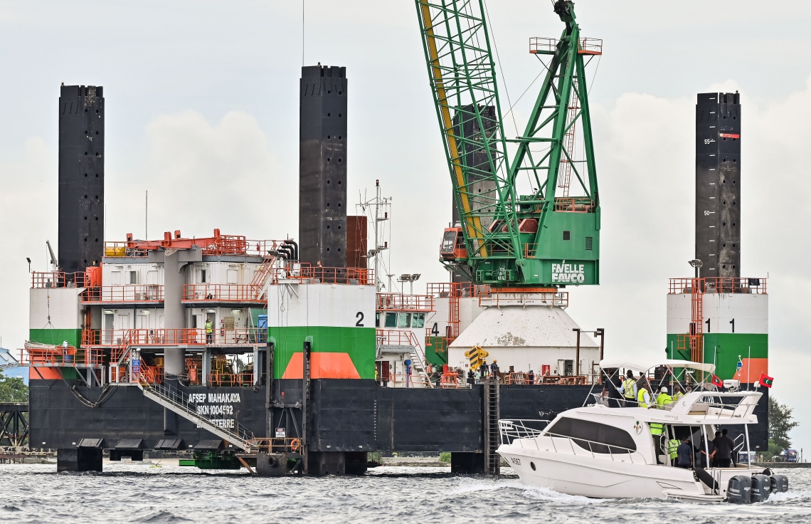 PHOTO GALLERY: Raees Dr. Muizzu furathama faharah bridge site ah | Mihaaru