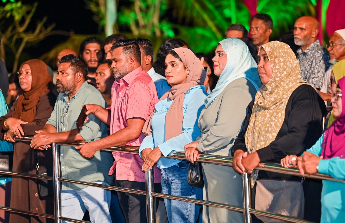 PHOTO GALLERY: Raees baiverivevadaigen Hiya flat sarahadhugai beyyvvi ...