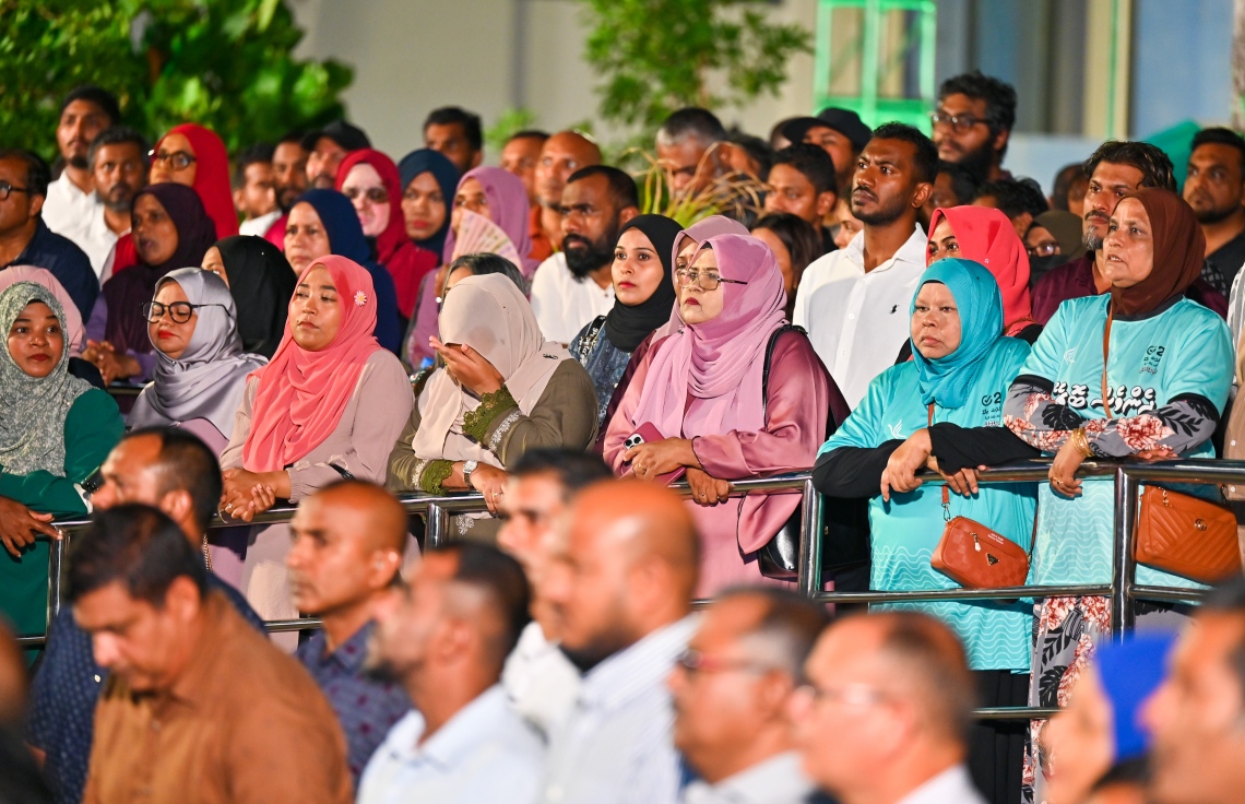 PHOTO GALLERY: Raees baiverivevadaigen Hiya flat sarahadhugai beyyvvi ...