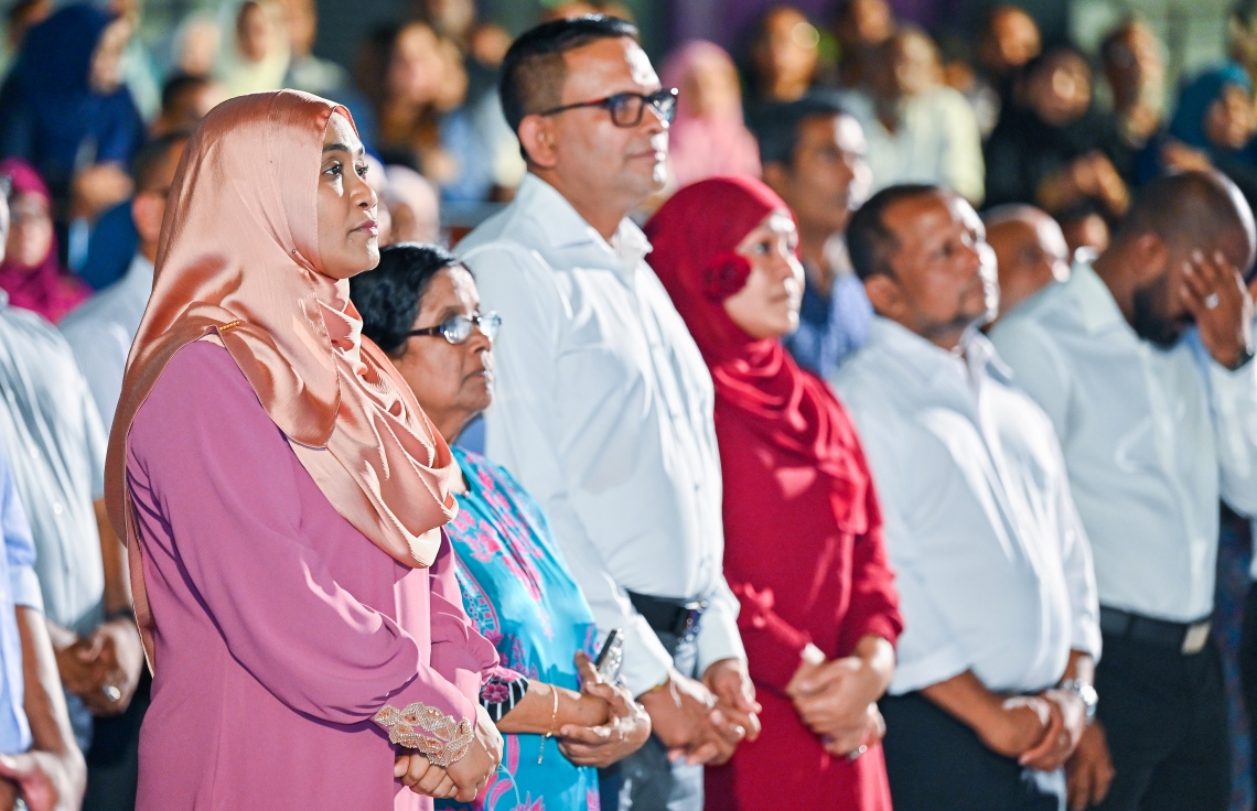 PHOTO GALLERY: Raees baiverivevadaigen Hiya flat sarahadhugai beyyvvi ...