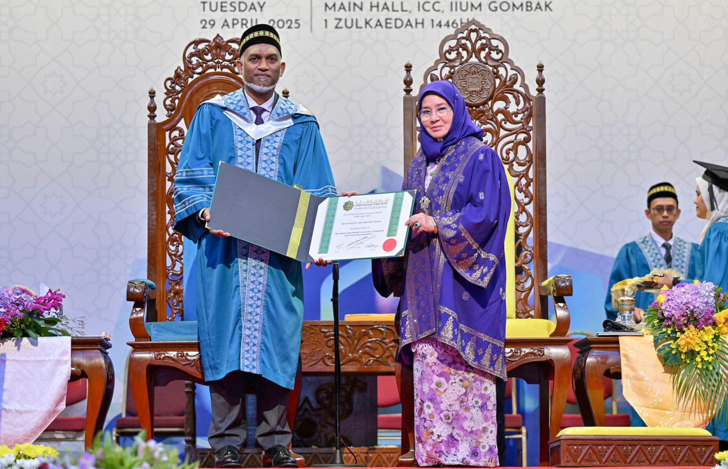PHOTO GALLERY : IIUM in Raees Muizzu ah honorary doctorate eruvun | Mihaaru