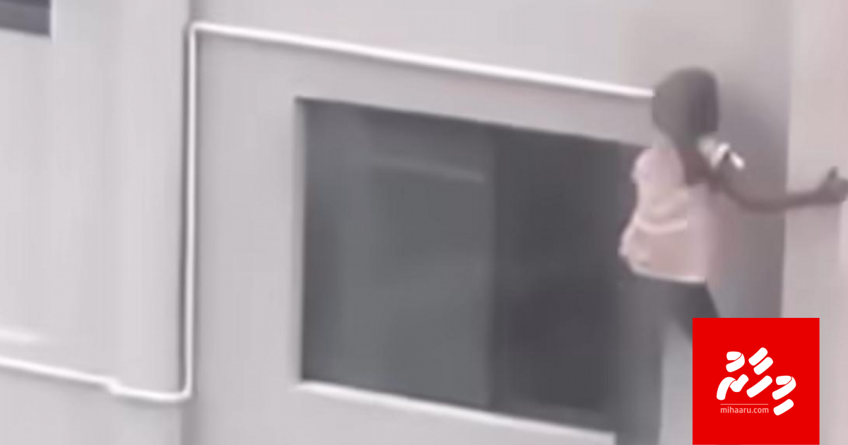 Hiya flat eh ge kudadhorakun kujjaku faibaa video eh aammuvumun massala ...